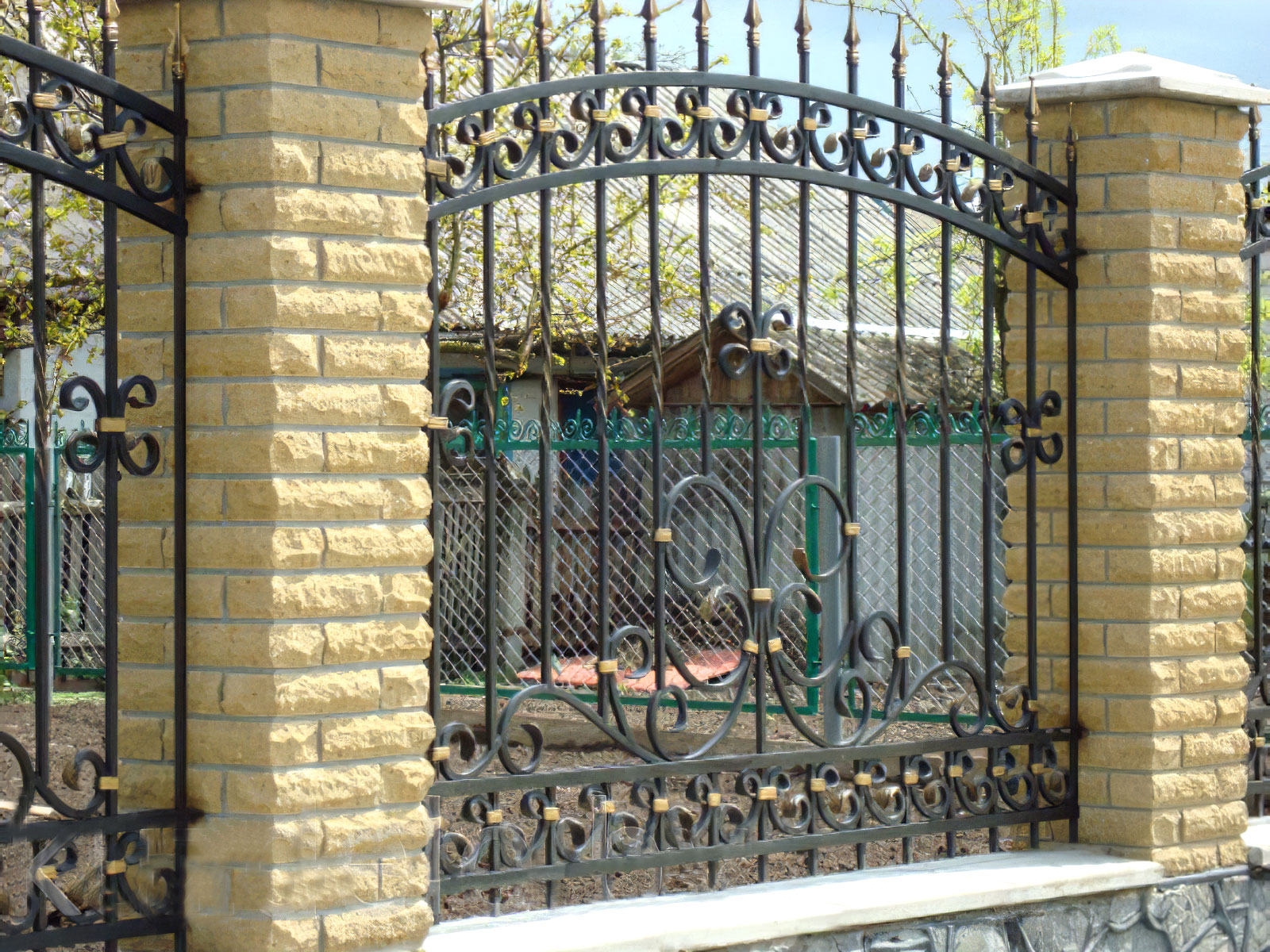 Classic style fence with wrought iron railing.Entrance Driveway Iron ...