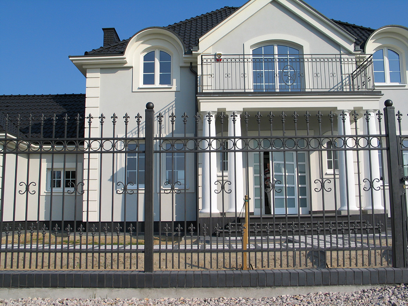 Classic style fence with wrought iron railing.Entrance Driveway Iron ...